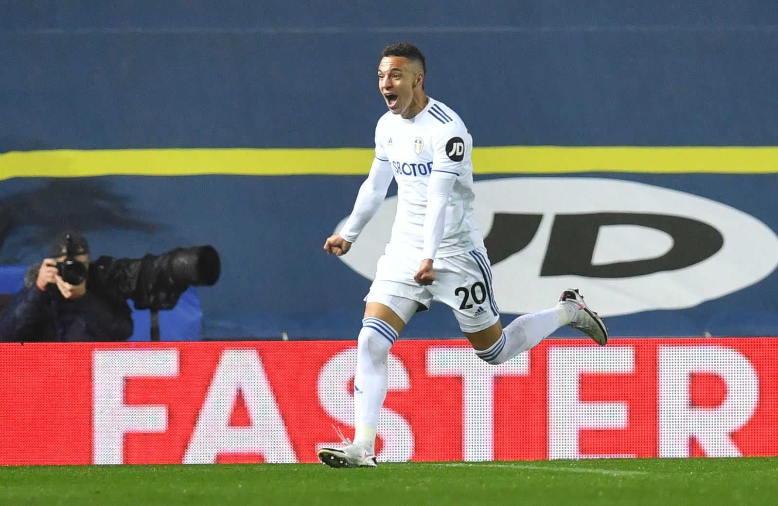 Images confirm major Kalvin Phillips-Rodrigo injury update for Leeds ...