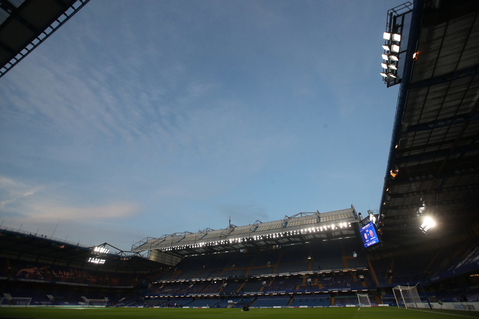 29-y/o starts, 3 internationals on bench: The Leeds United XI to face ...