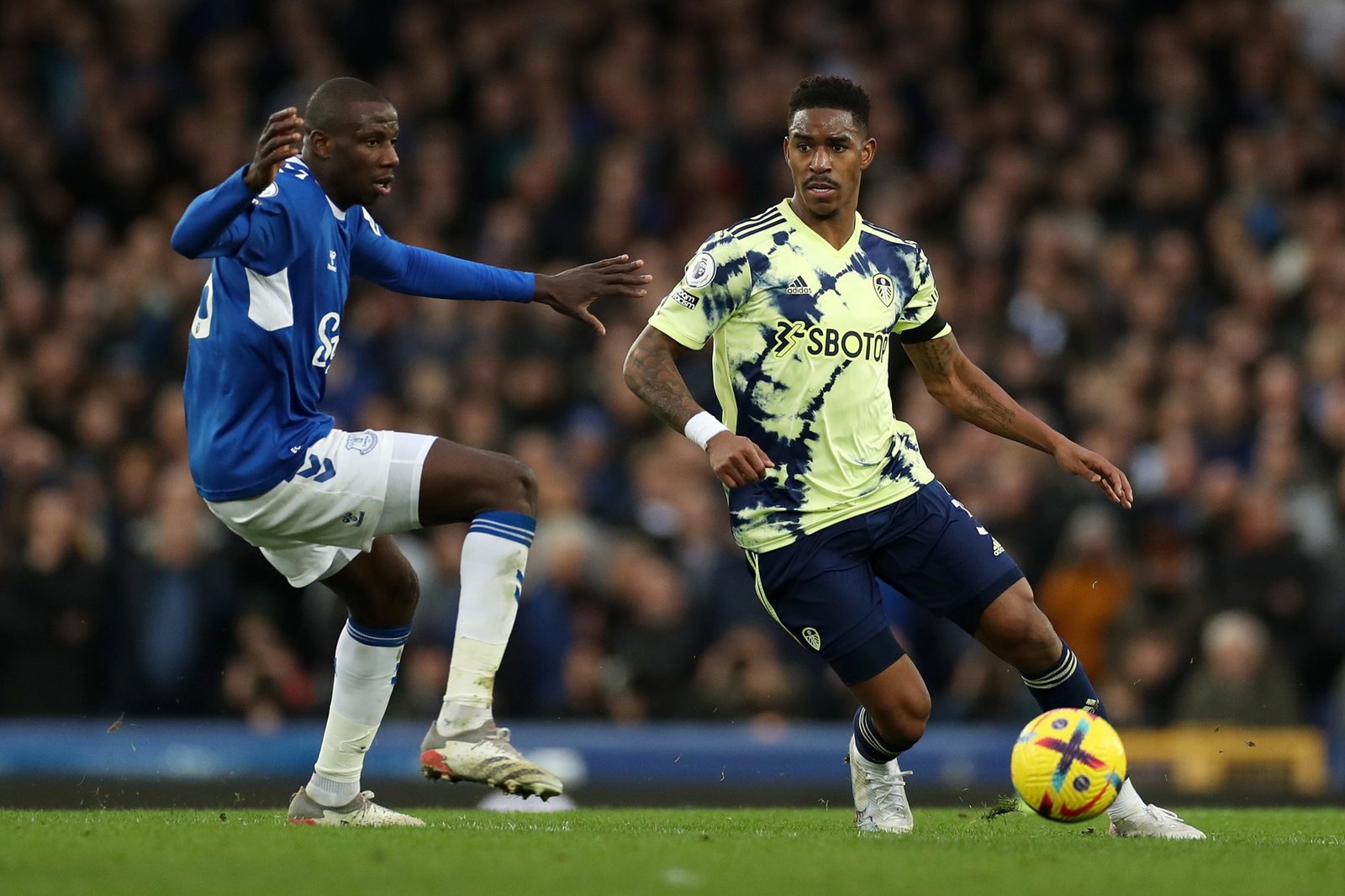 Report: Flood of unnamed interest for £13m Leeds United man building ...