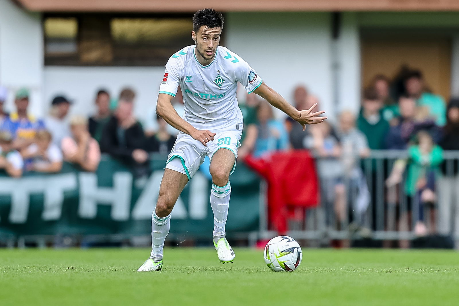 Leeds United transfer talks "hot" as midfielder edges towards £5.15m ...