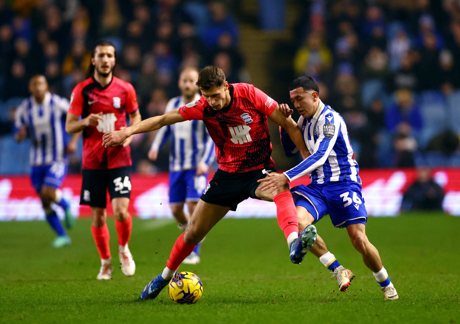 Spotted: Free agent poses with scarf at EFL rivals after Leeds United ...