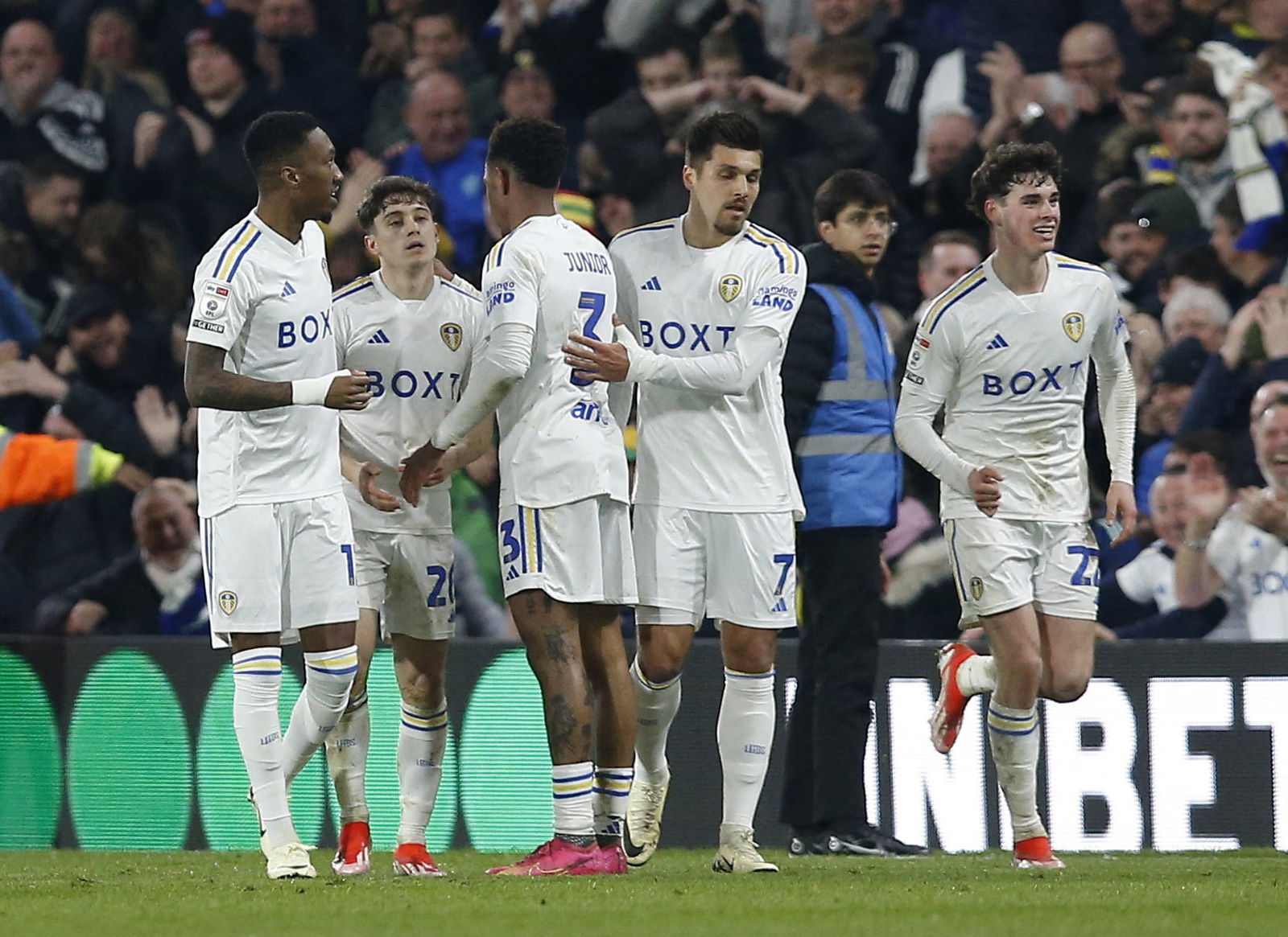 "Congratulations" - Sky Sports commentator shares Leeds United ...