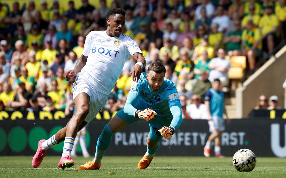 Leeds United must swerve supposed "Junior Firpo replacement" this ...