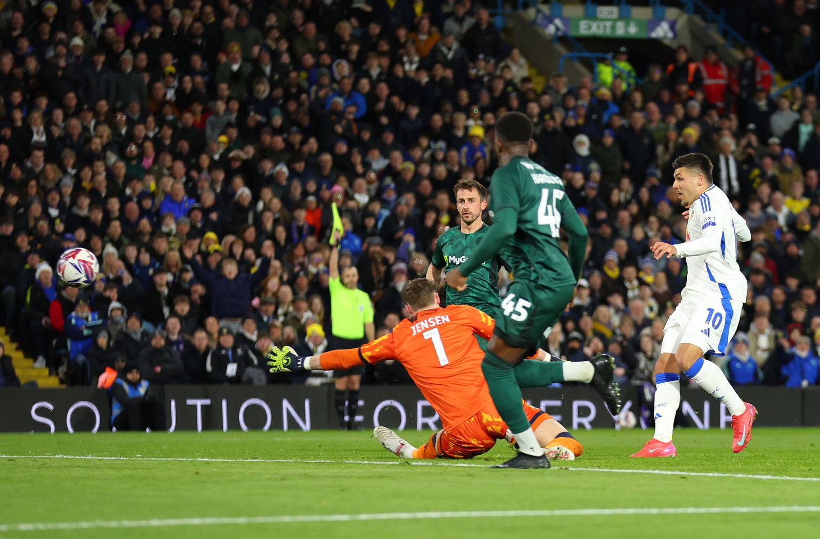 Leeds 2-0 Millwall: Linesman “unacceptable” - Farke