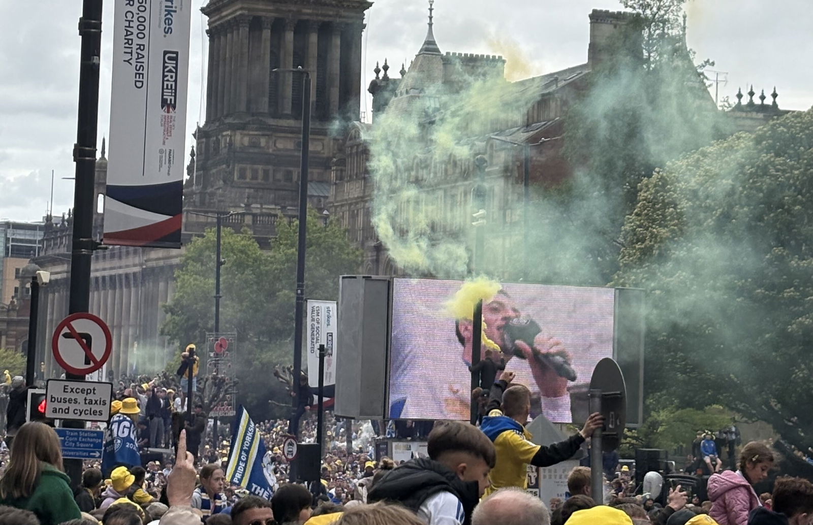 Leeds United News: Mateusz Klich reacts to Ethan Ampadu parade antics