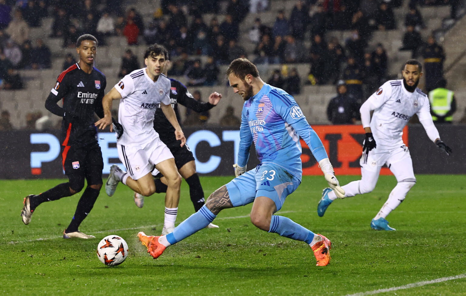 Leeds United News: Lucas Perri’s staggering long throws and punches ...